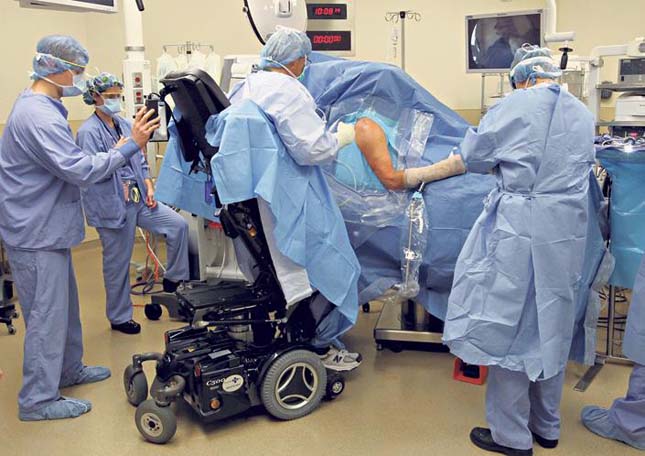Speciális tolószékkel műt a lebénult amerikai orvos | Érdekes Világ