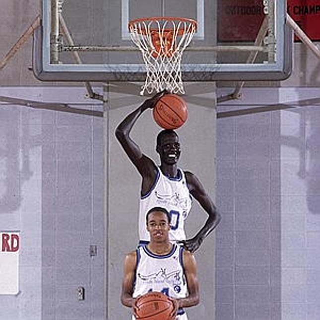Manute Bol, a 231 centiméter magas egykori profi kosárlabdázó | Érdekes ...