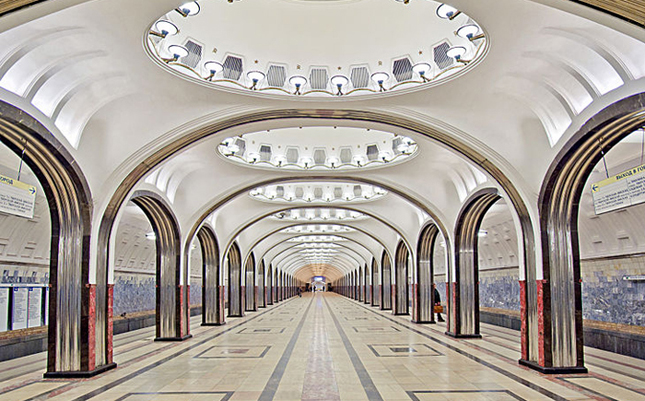 Virtuális könyvespolcok jelennek meg Moszkva metróállomásain | Érdekes ...